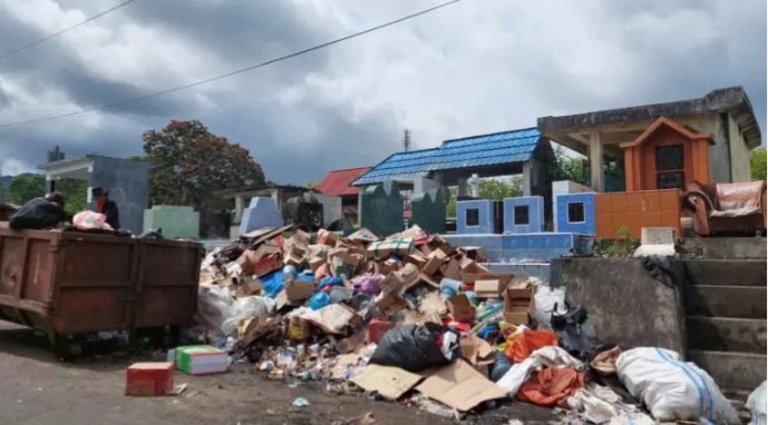 Warga dan Pengguna Jalan Keluhkan Timbunan Sampah di Pekuburan Umum Tondano Warga dan Pengguna Jalan Keluhkan Timbunan Sampah di Pekuburan Umum Tondano
